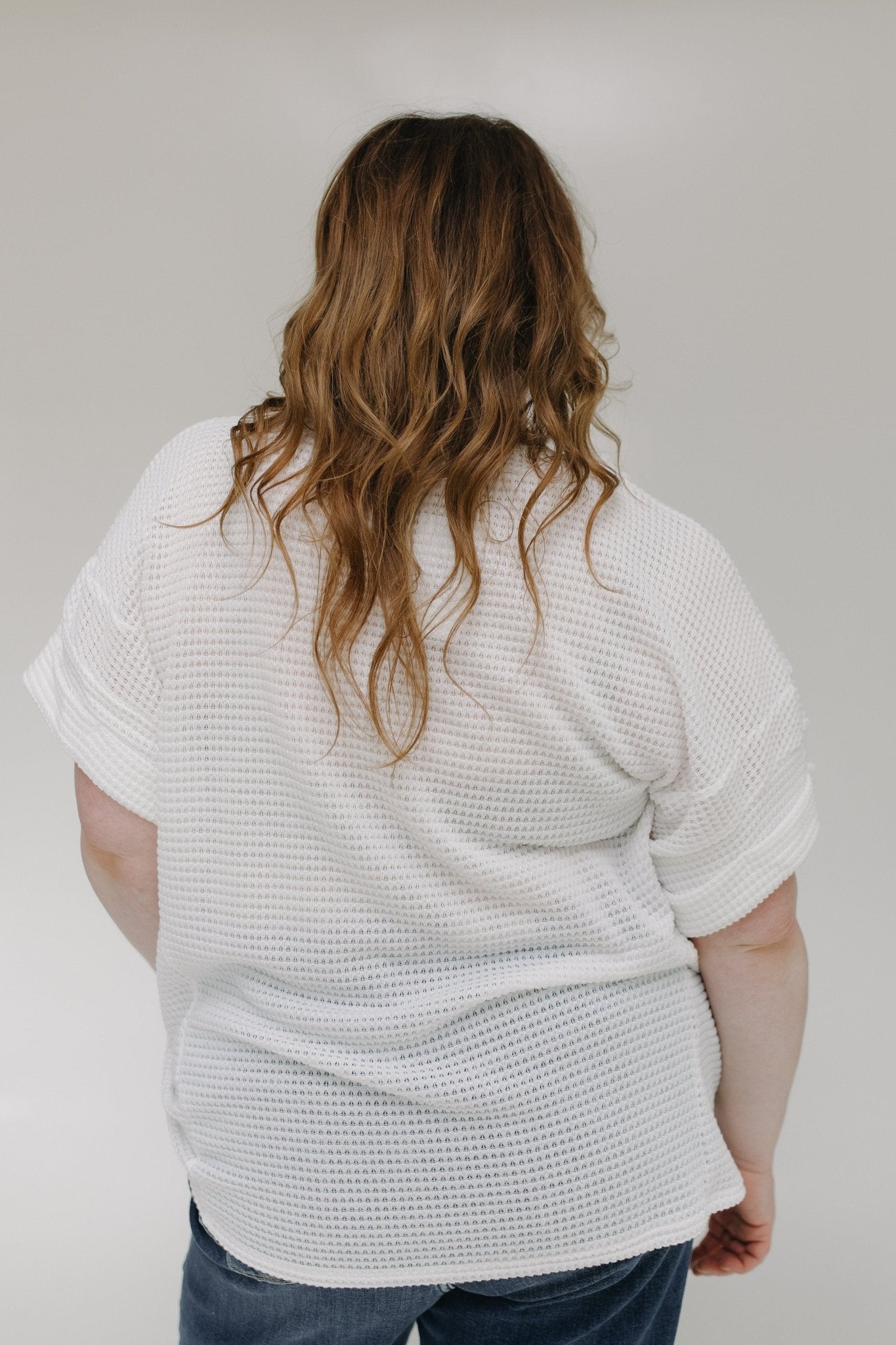 LIGHTWEIGHT OPEN WEAVE V-NECK TEE IN SUNKISSED ECRU – Love Marlow